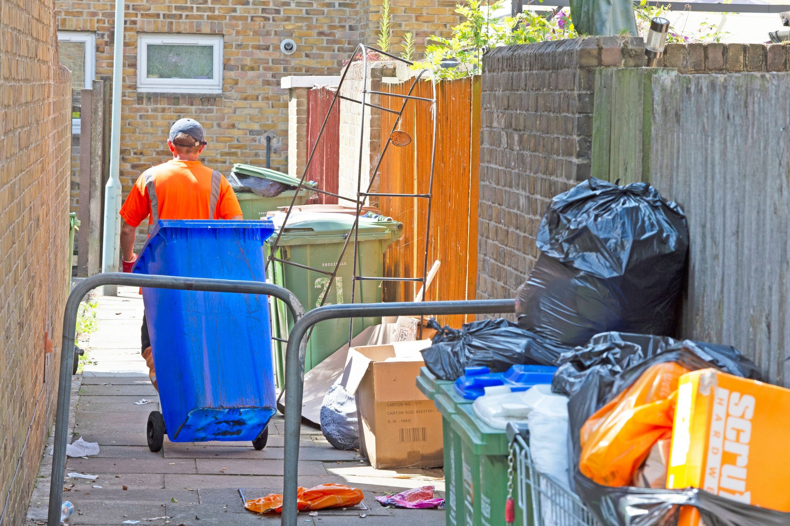 Threat of bin strikes remain as union rejects Veolia offer – Kingston ...
